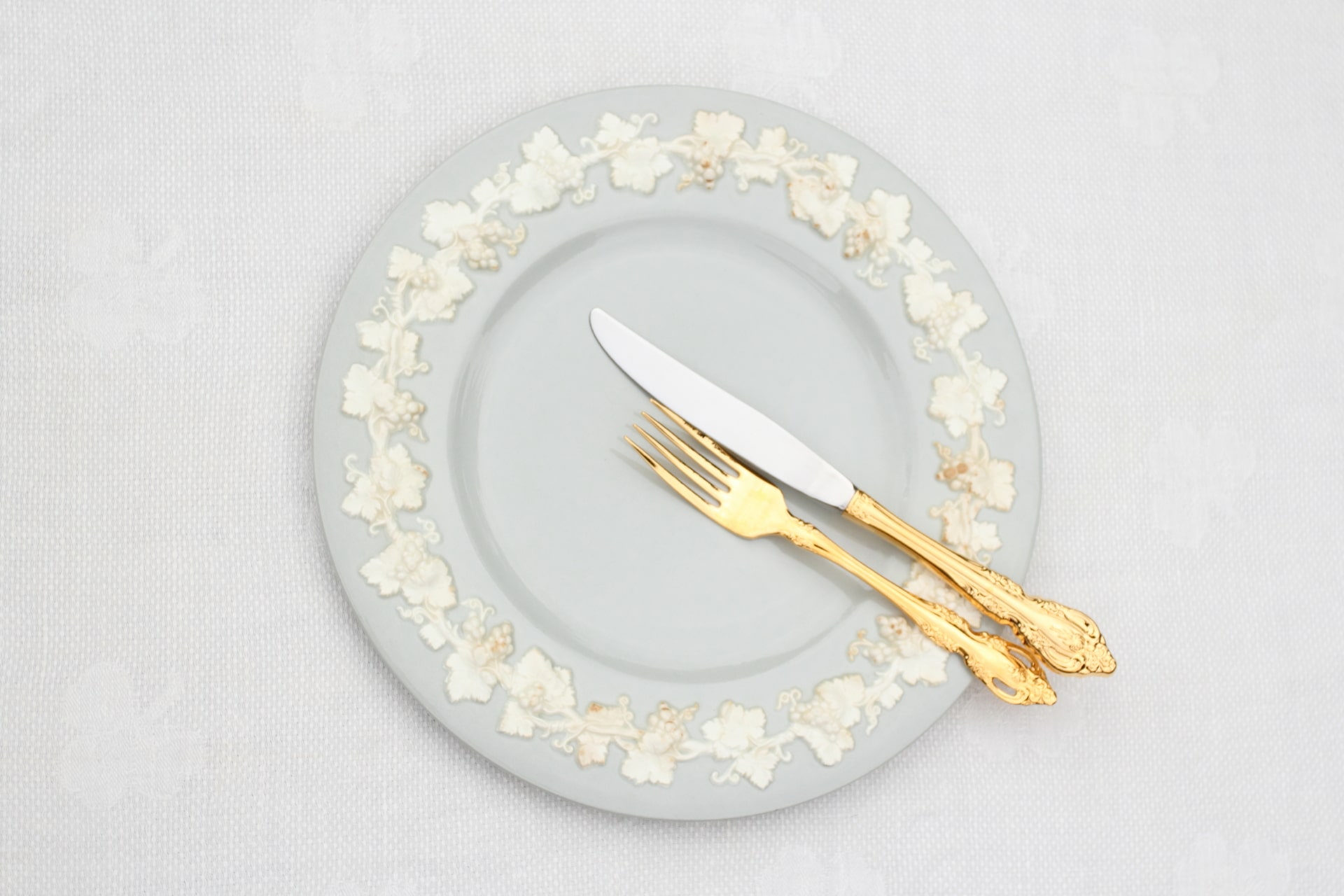 How to tell the waiter you're still eating without saying a word ...